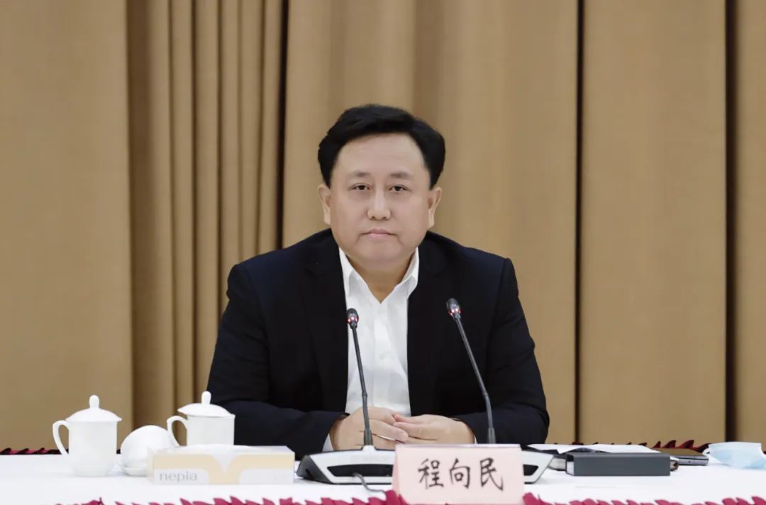 全面加固筑牢松江疫情防控屏障，确保高效统筹疫情防控和经济社会发展！程向民主持召开区新冠肺炎疫情防控工作领导小组会议并讲话